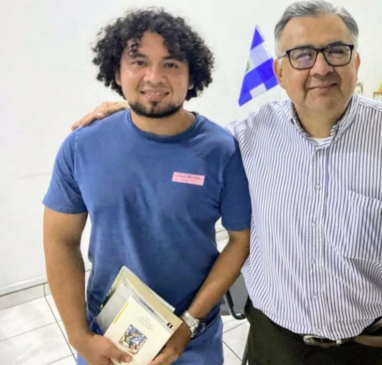 Frente a un café con el joven poeta Josué Ramos – Revista Culturel